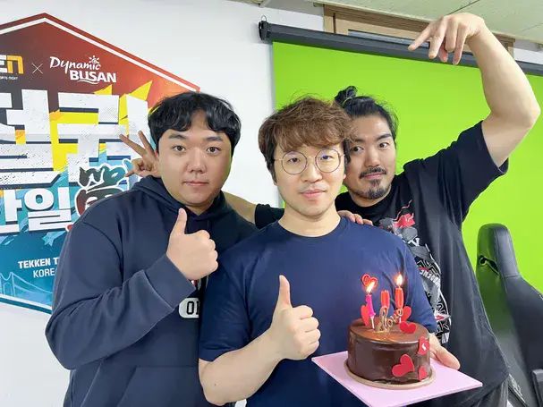 Knee Celebrates His 100th Championship | DashFight